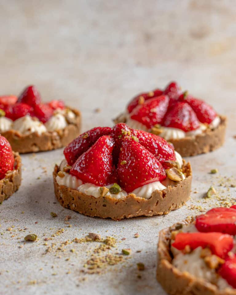 No bake strawberry pistachio tartlets | Halicopter Away